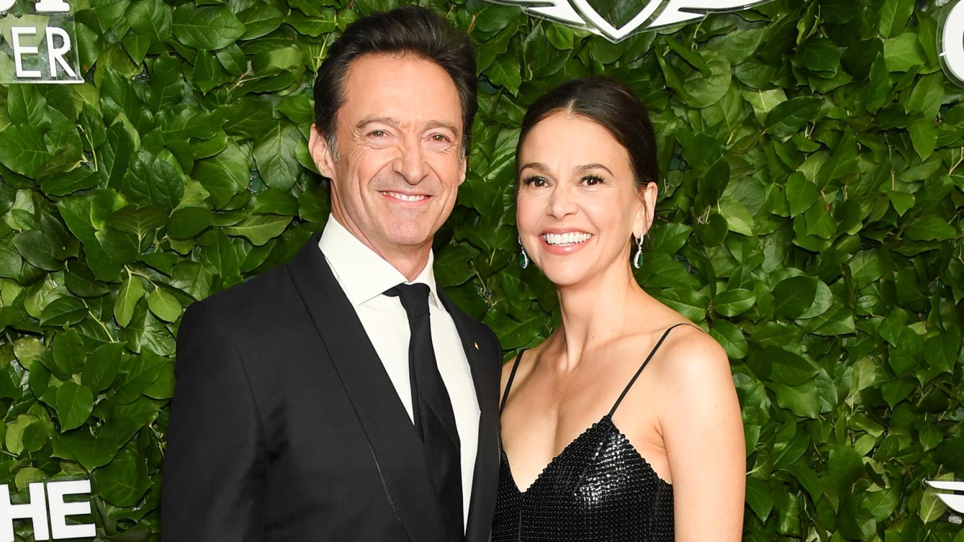 Hugh Jackman y Sutton Foster se acurrucan en la alfombra roja de los ...