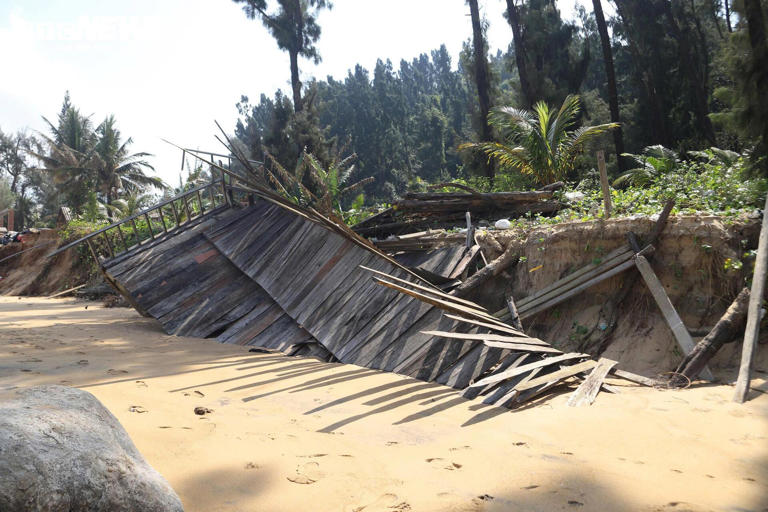 Bãi biển đẹp hoang sơ ở Huế tan nát, nguy cơ xoá sổ do thiên tai liên tiếp