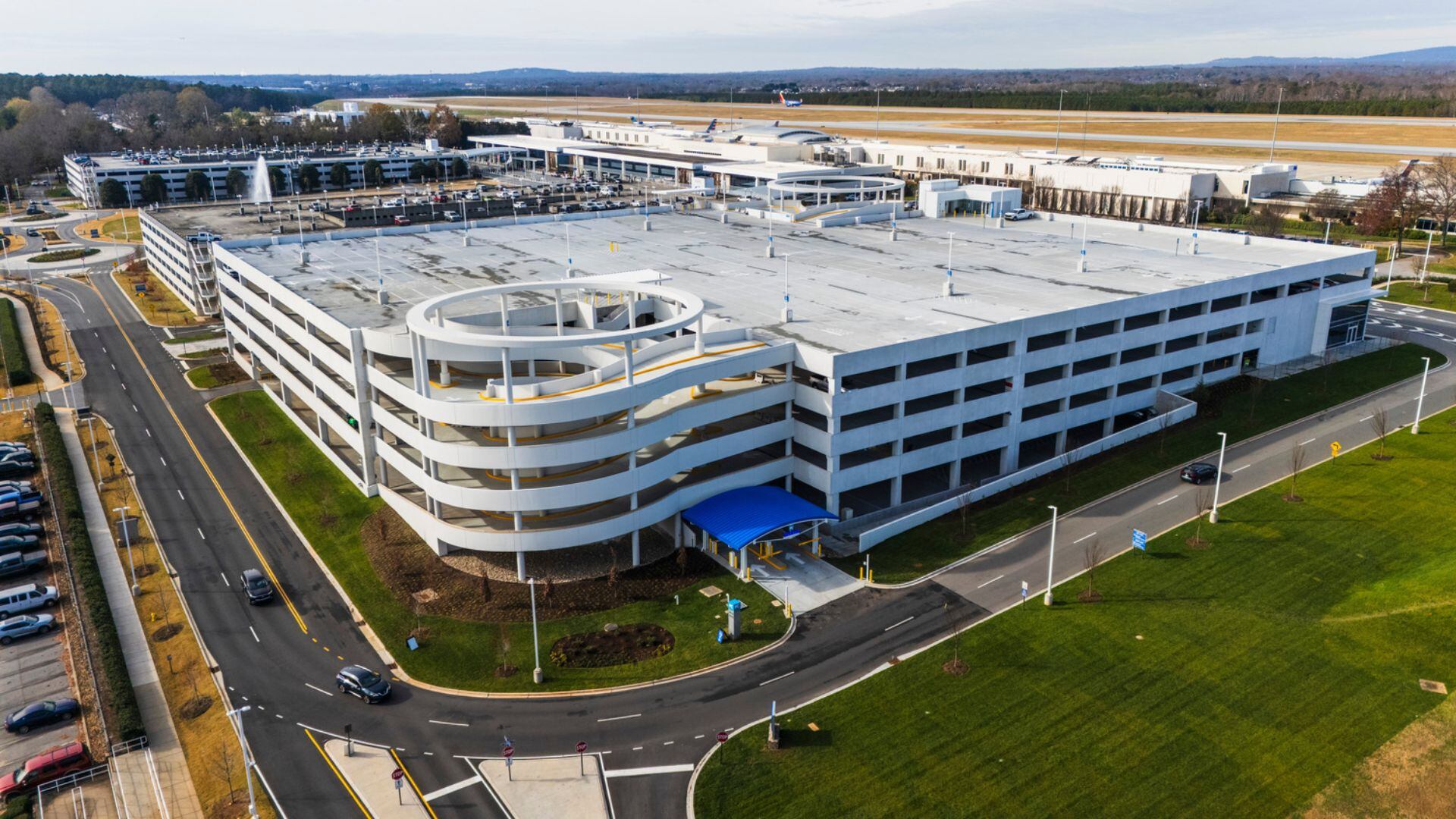 GSP Airport opens new parking garage