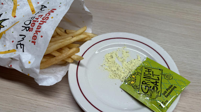 McDonald's Grinch Dill Pickle McShaker Fries Review: A Holiday Treat ...