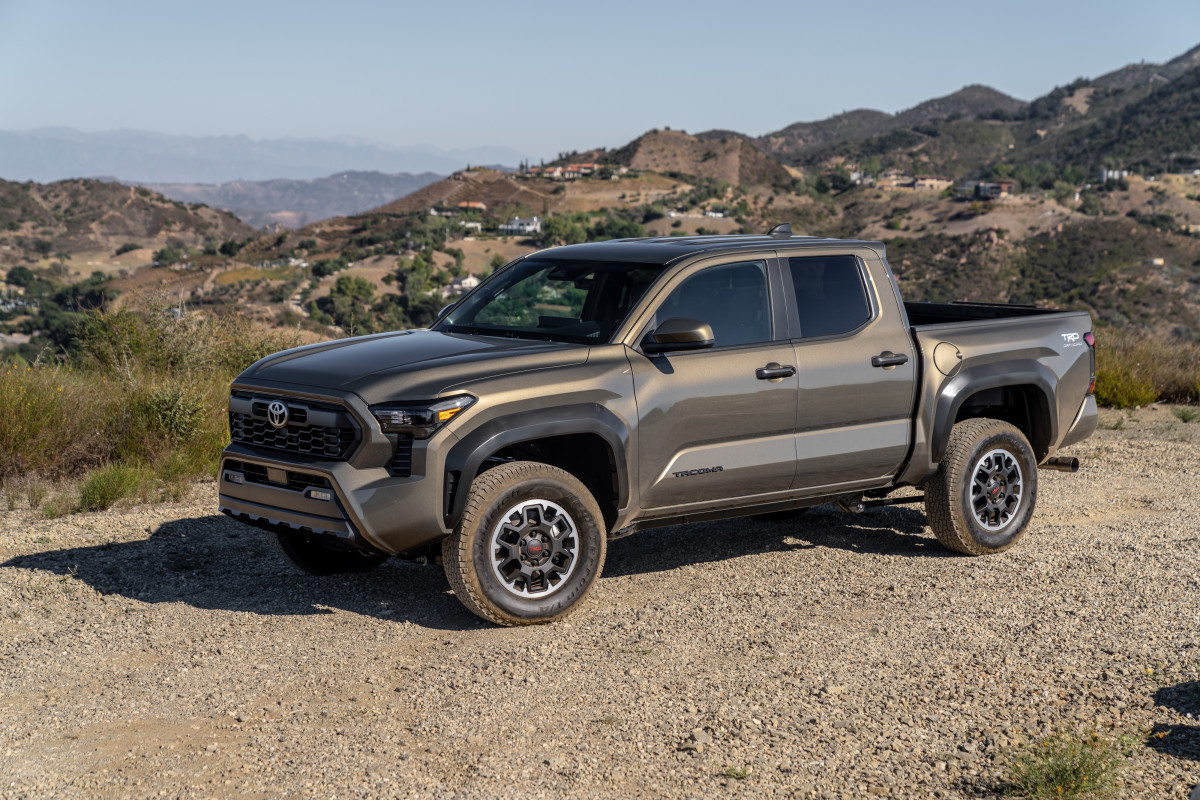 2026 GMC Canyon vs 2026 Toyota Tacoma: 5 Major Differences