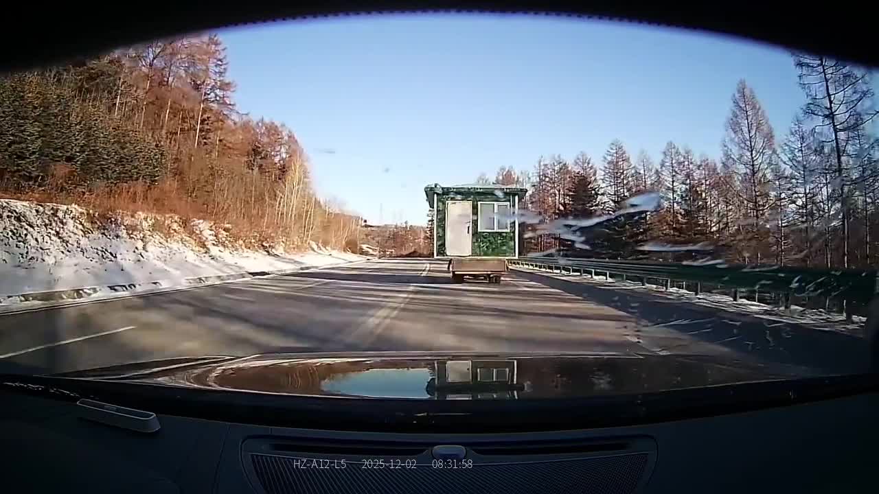 Debris from moving truck shatters car windshield in Jilin, China