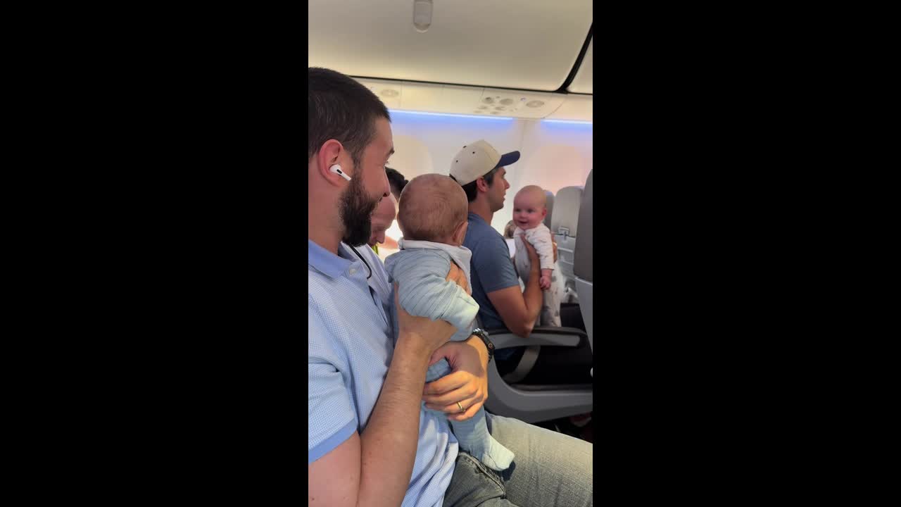 Babies share adorable mid-flight interaction inside airplane in Mexico