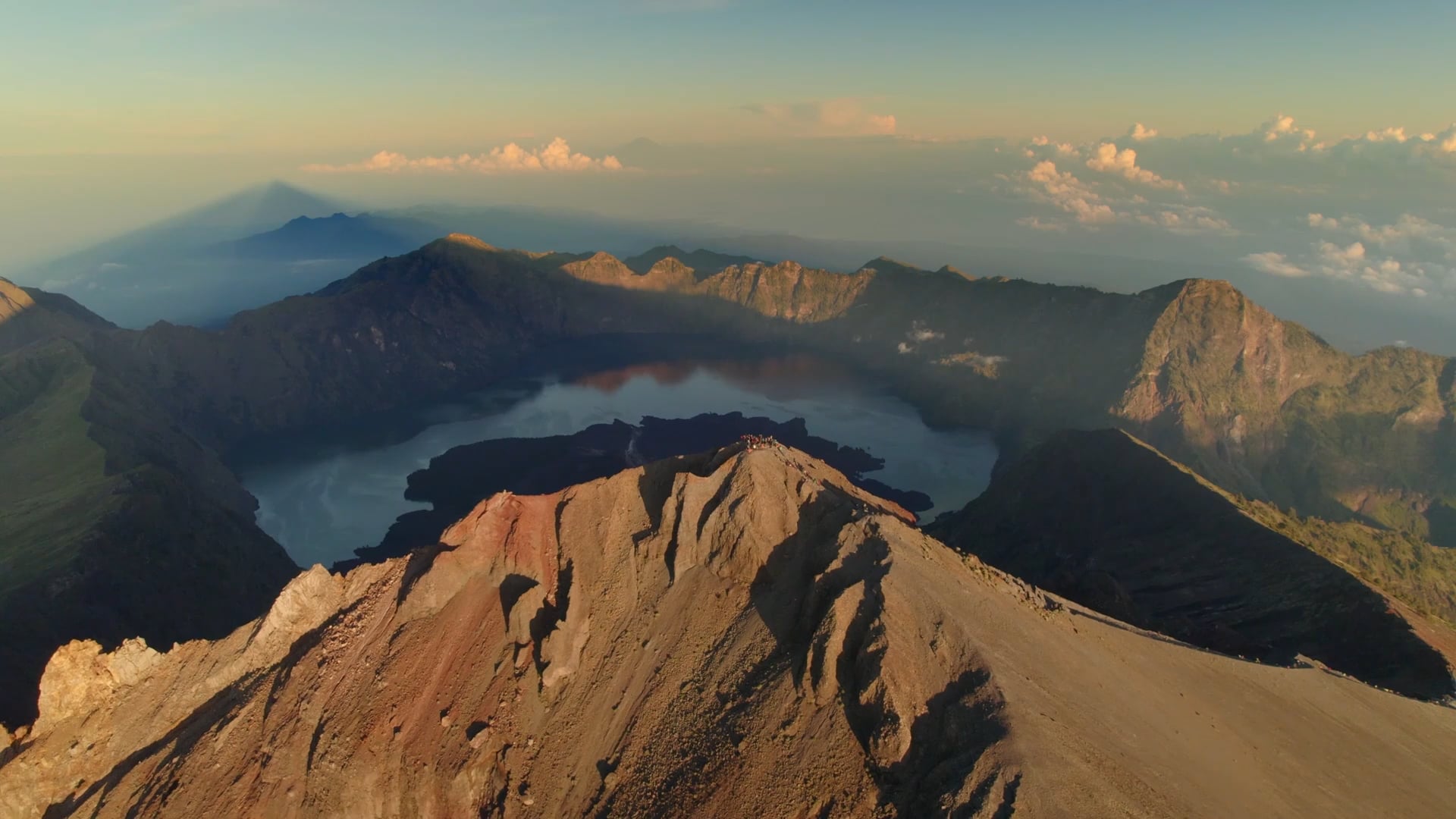 Penerbangan Drone di Atas Gunung Rinjani: Gunung Berapi Aktif Indonesia ...