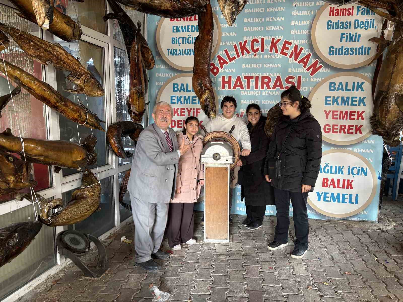 Özel gereksinimli bireyler, Türkiye Deniz Canlıları Müzesi’ni ziyaret etti