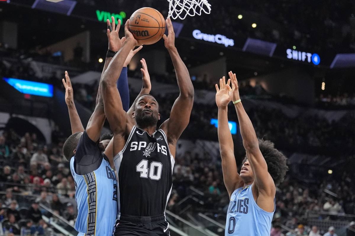 Harrison Barnes scores 31 points as the San Antonio Spurs beat the ...