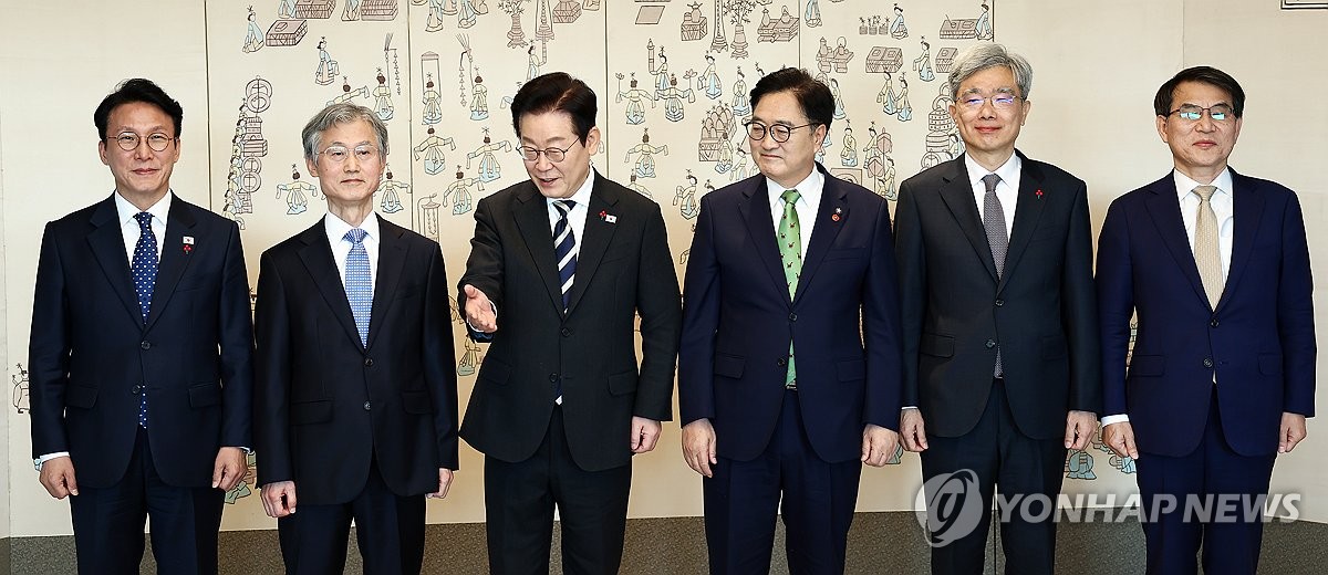 Lee meets legislative, judiciary, administrative leaders