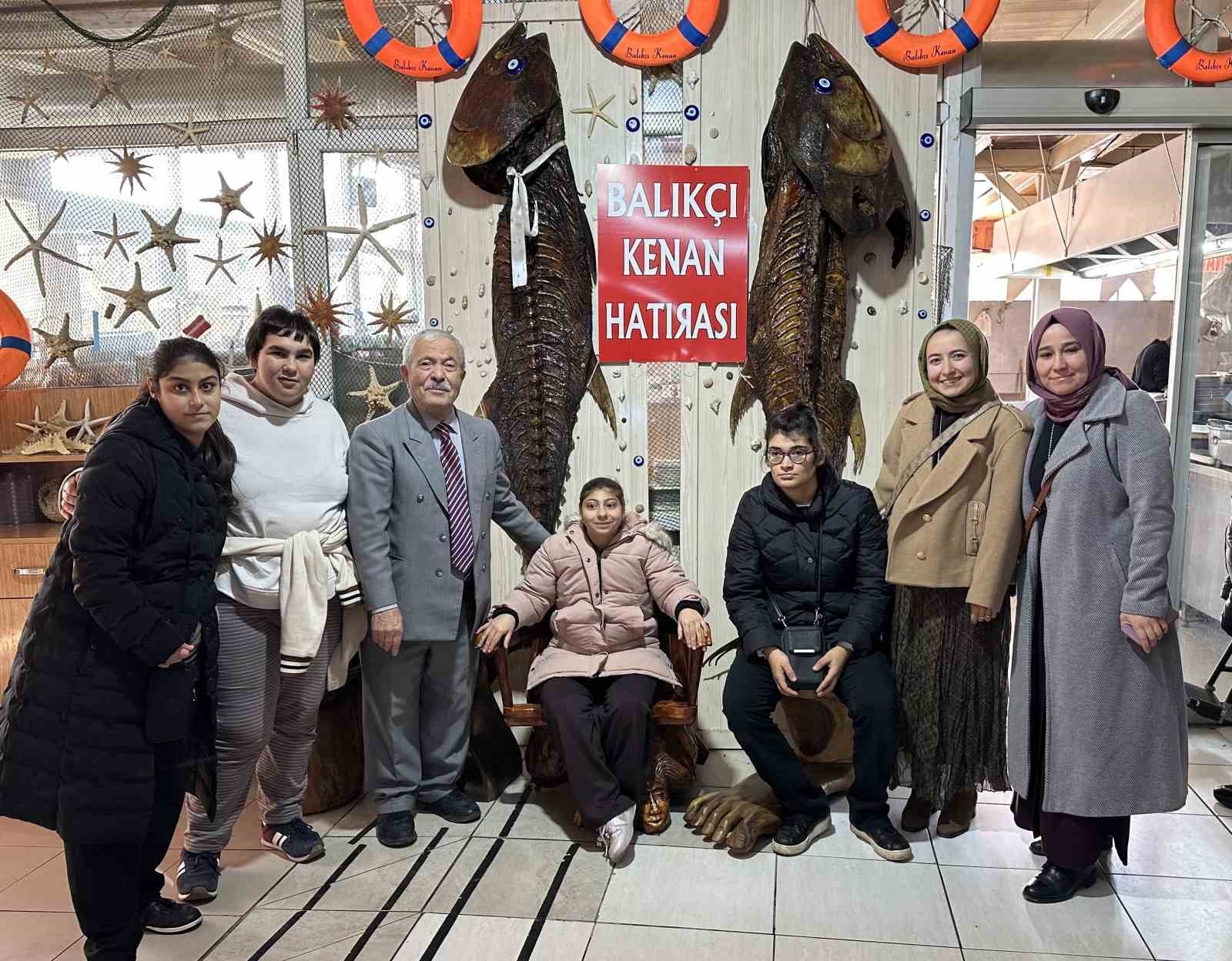 Özel gereksinimli bireyler, Türkiye Deniz Canlıları Müzesi’ni ziyaret etti