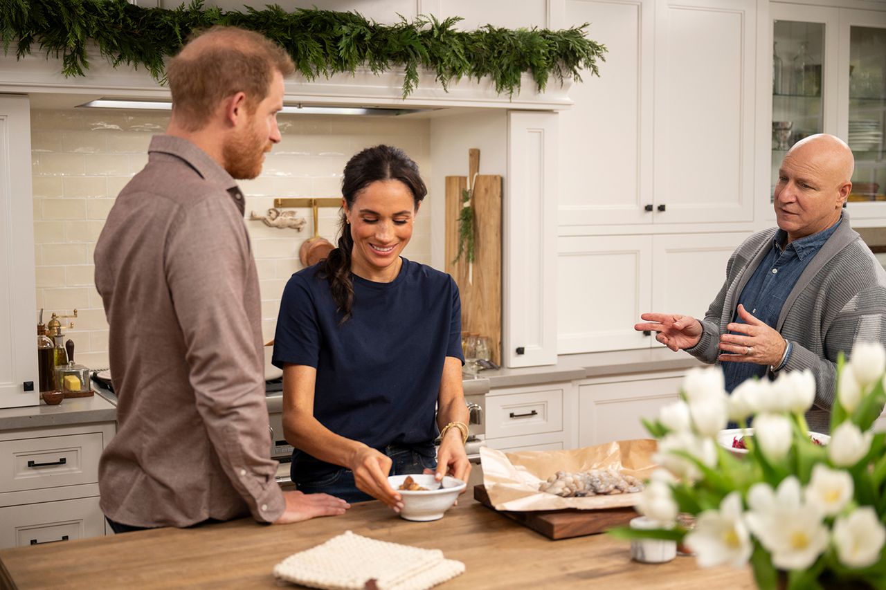 Prince Harry Unexpectedly Crashes Meghan Markle's Netflix Holiday ...