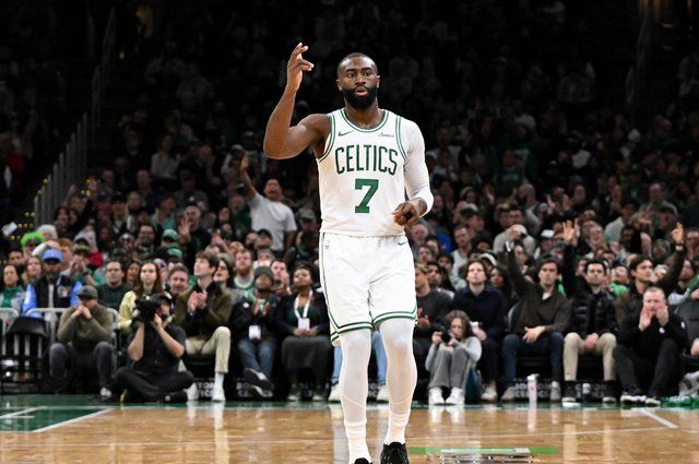 NBA: Brown scores 42 as Celtics hold off Knicks