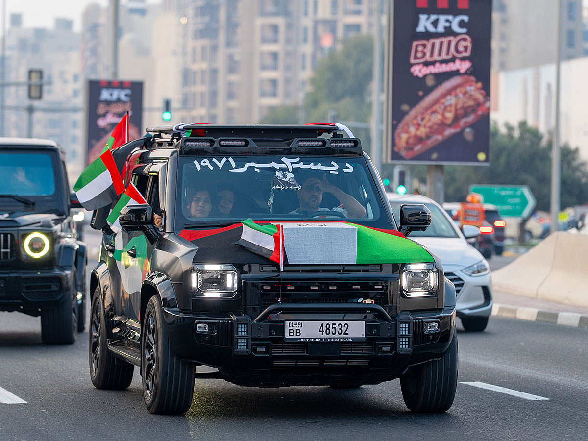 500+ cars join Al Etihad Parade in Dubai to celebrate UAE's 54th ...