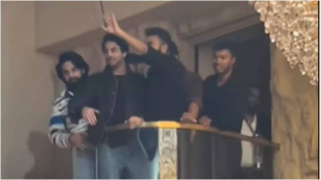 Aryan Khan’s Bengaluru event sparks fan frenzy; caught sharing laughs ...