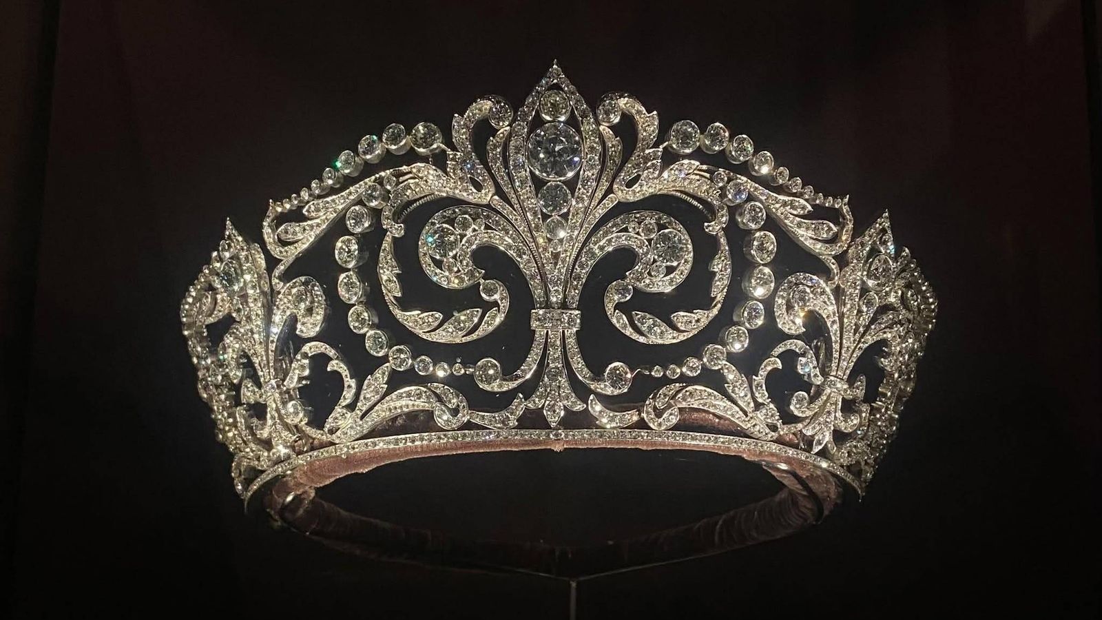 Frente a la tiara de la Flor de Lis en la exposición de la reina ...