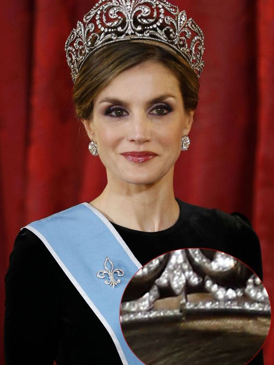 Frente a la tiara de la Flor de Lis en la exposición de la reina ...