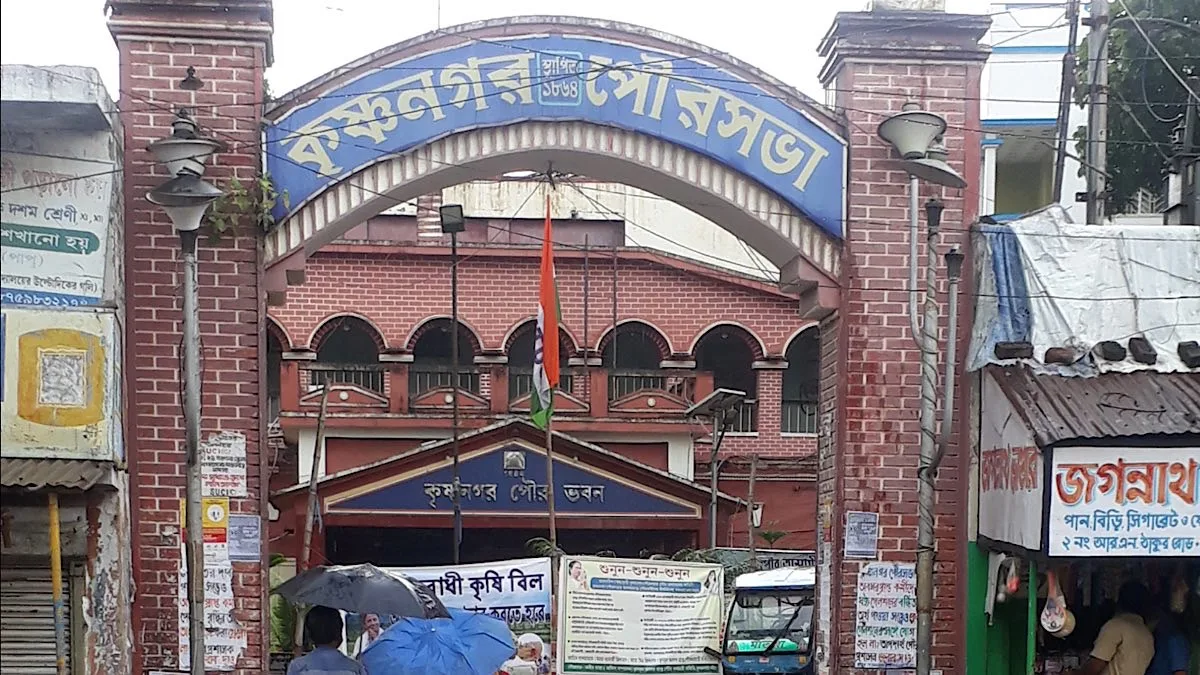 Civic body rolls out hydraulic garbage vehicles to overcome manpower ...