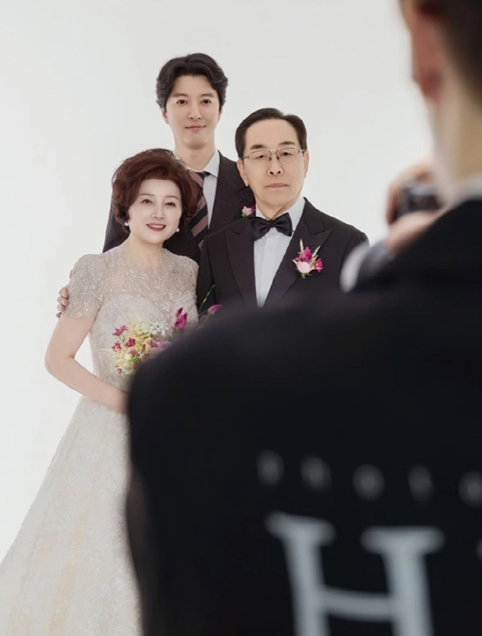 Donggun Lee's first family photo after divorce..Three family members ...