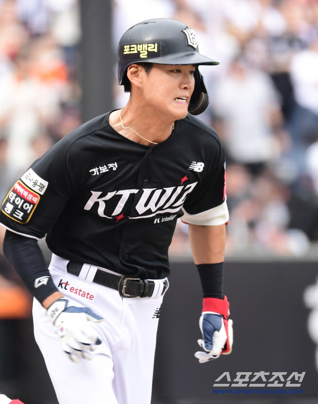4.8 billion Choi Won-joon is here!NC, infielder Yoon Joon-hyuk, a highly utilized player in the ...