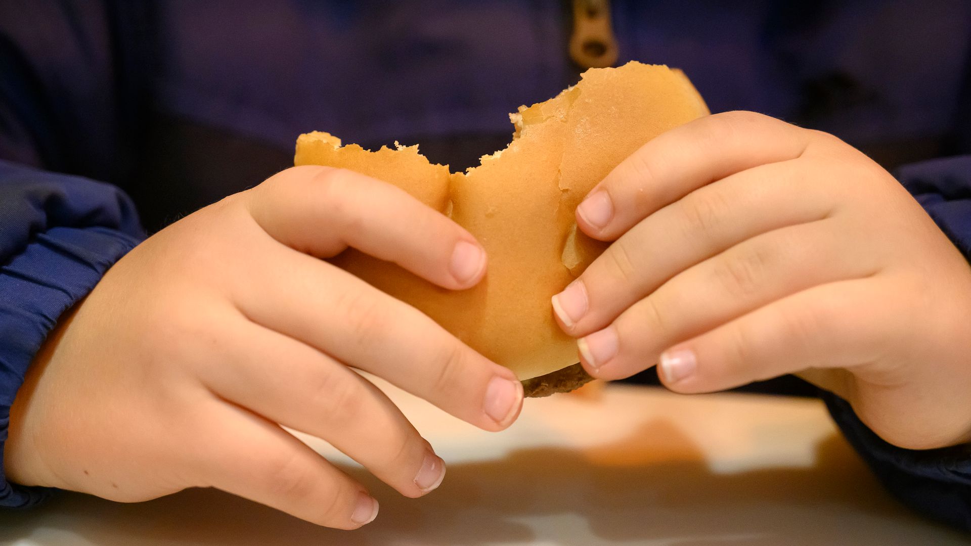 Burger und Softdrinks gefährden Kinder weltweit