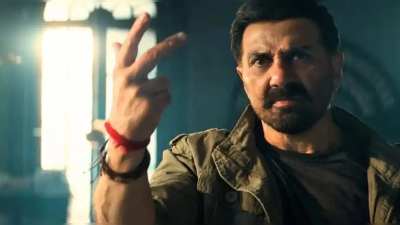 Watch! Sunny Deol blasts paparazzi during immersion of Dharmendra's ashes