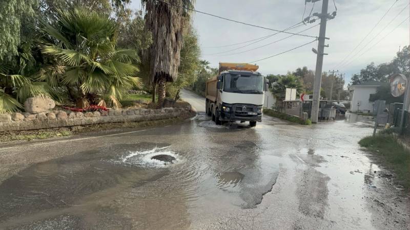 Bodrum'da isale hattı patladı; cadde göle döndü, evleri su bastı