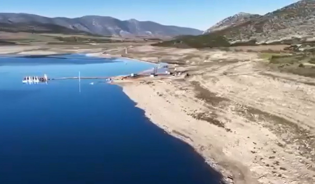 Λειψυδρία: Αποκαλυπτικές εικόνες από drones - «Στεγνώνουν» Μόρνος και ...