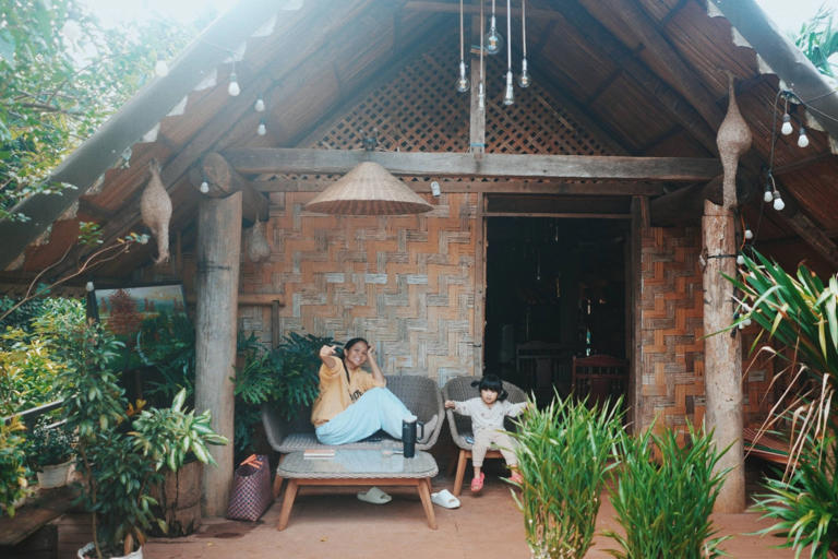 H'Hen Niê trang hoàng nhà sàn đón Noel