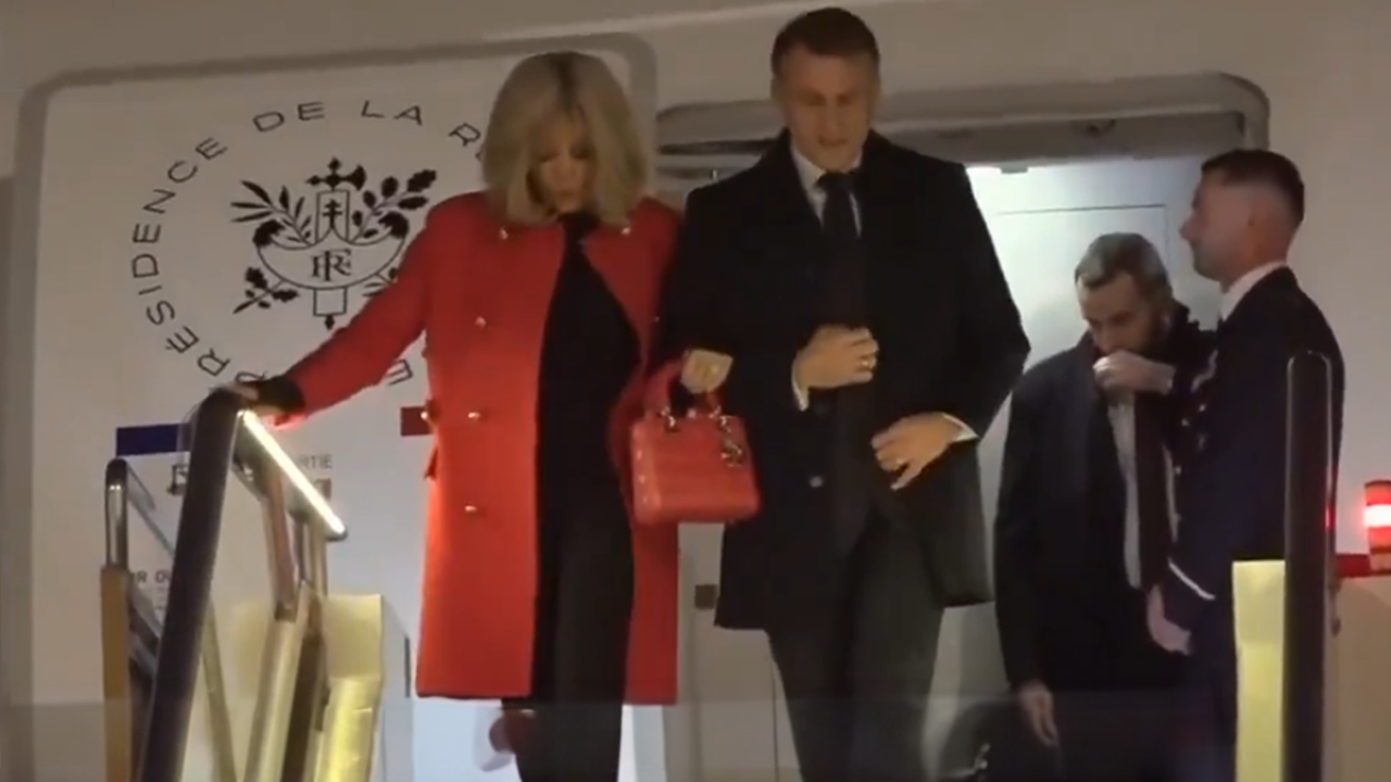 Ο Μακρόν στην Κίνα: Η έξοδος από το αεροπλάνο, αυτή τη φορά χωρίς ...