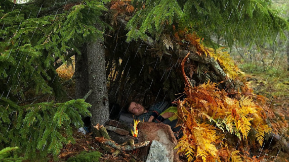 Solo Bushcraft Camping – Rain, Fire, and Survival Skills