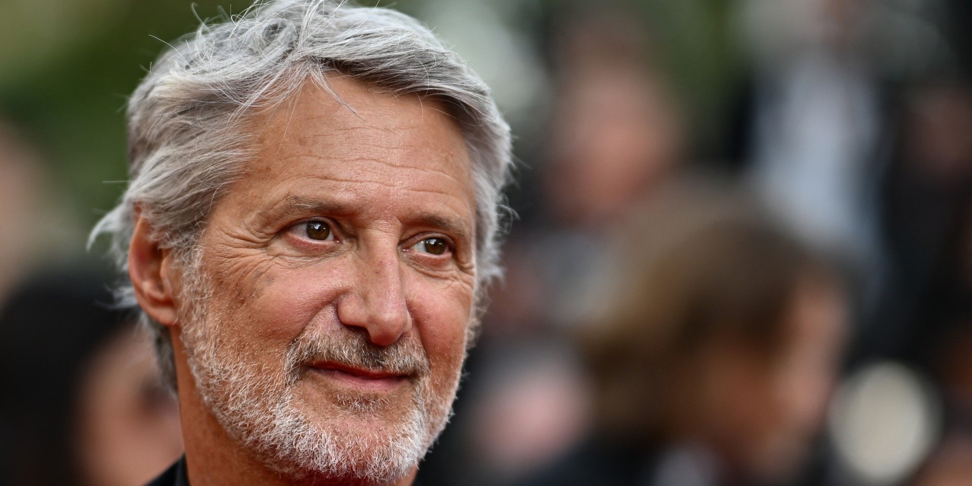 Canal+ diffusera ce soir en prime une série documentaire qui retrace la carrière d’Antoine de Caunes