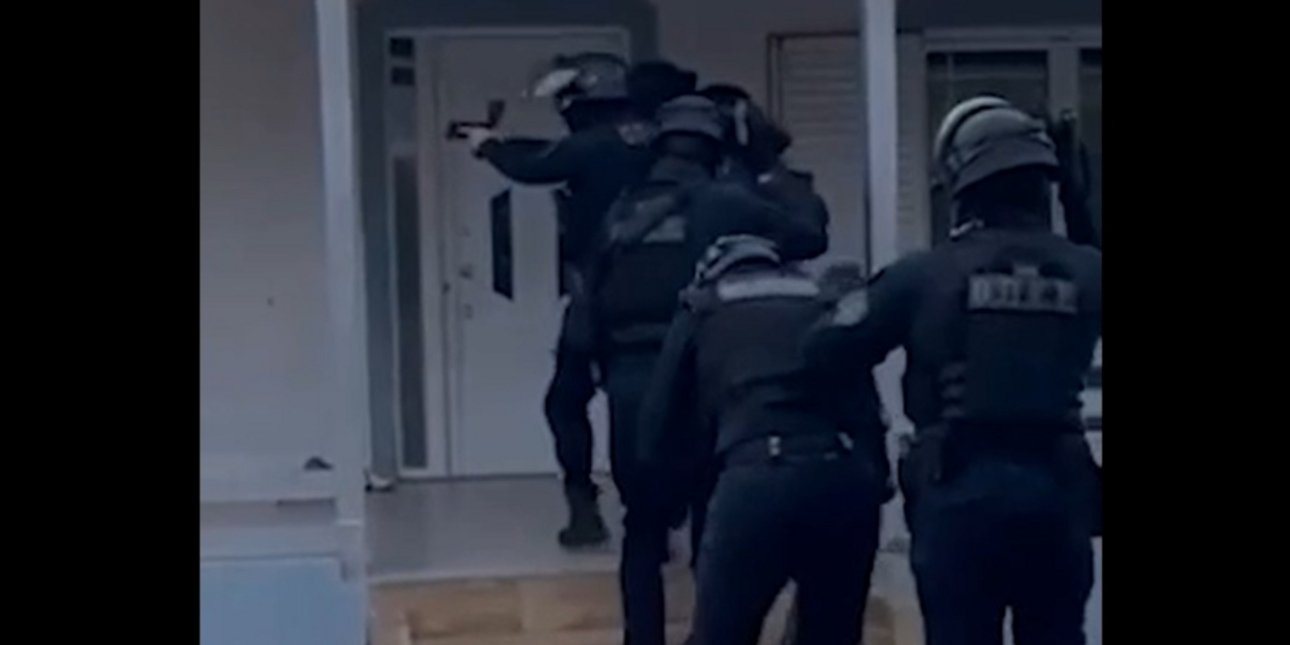 Καρέ-καρέ το ντου της ΕΛΑΣ σε σπίτια για τη συμμορία κλεφτών και ...