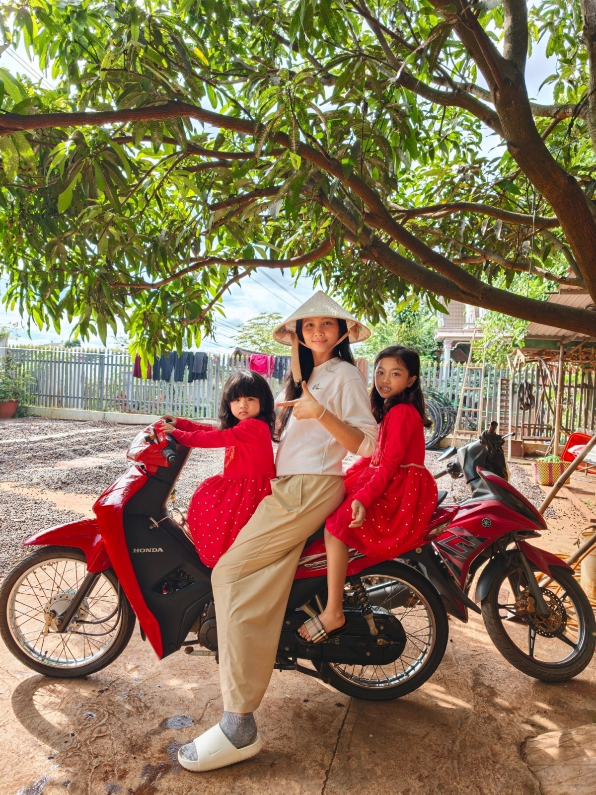 H'Hen Niê trang hoàng nhà sàn đón Noel