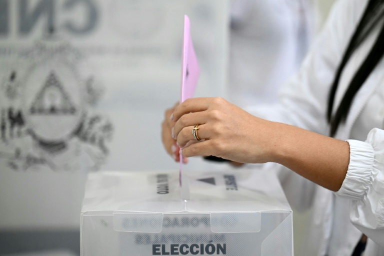 Nasralla tem leve vantagem sobre candidato de Trump em Honduras