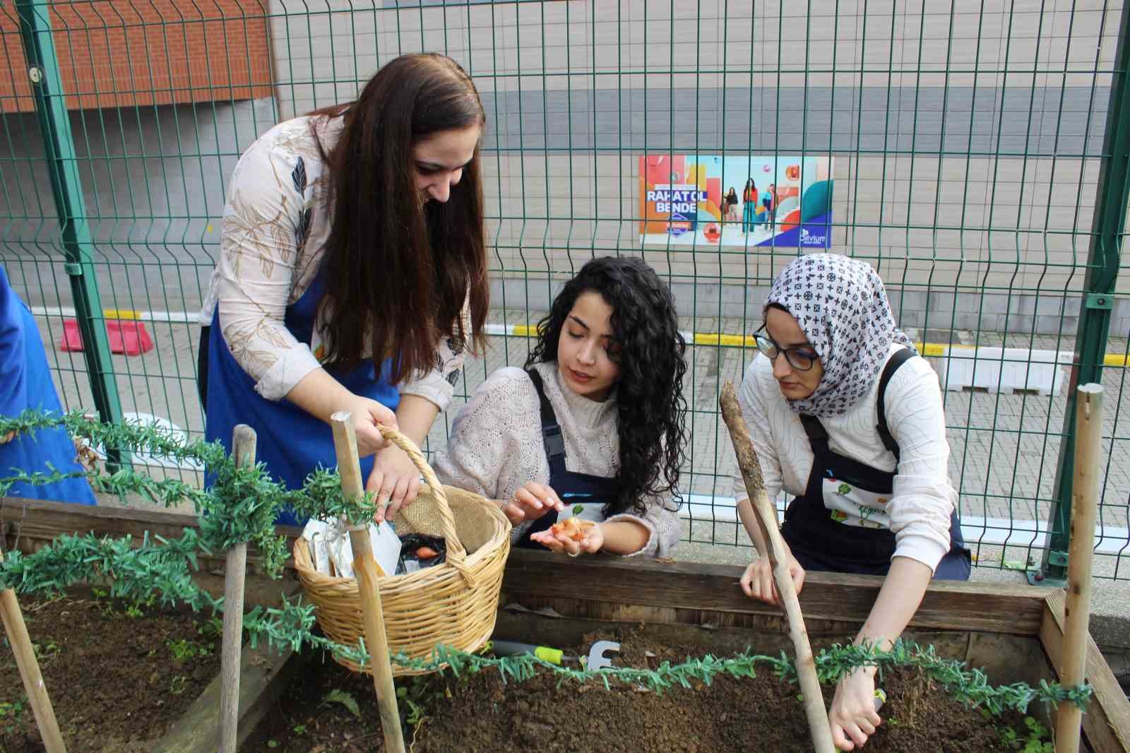 Zeytinburnu’nda ergoterapi öğrencileri engeli olan bireylerle birlikte ...