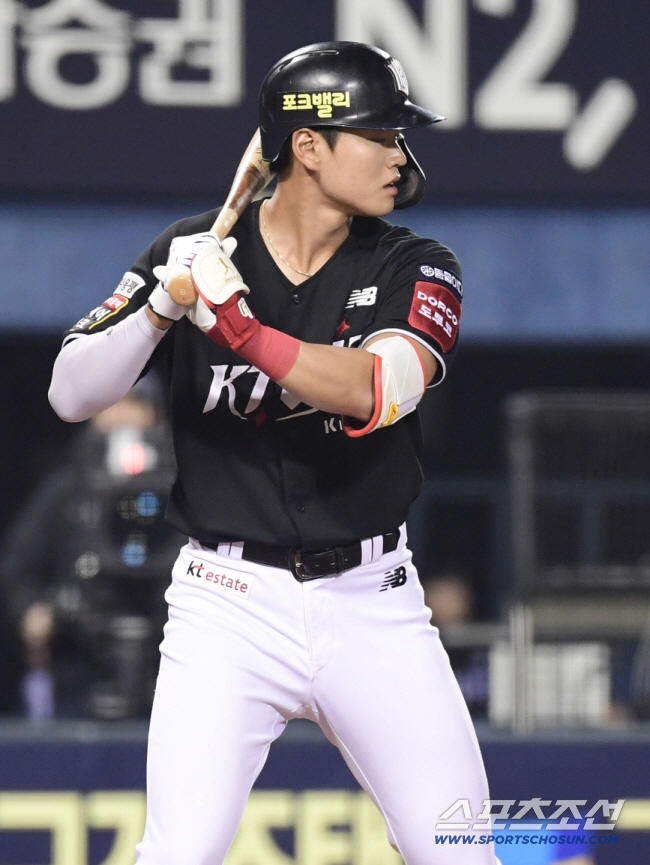 4.8 billion Choi Won-joon is here!NC, infielder Yoon Joon-hyuk, a highly utilized player in the ...