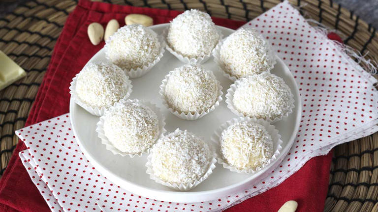 These 3 Christmas sweets turn the iconic Raffaello flavor into homemade ...