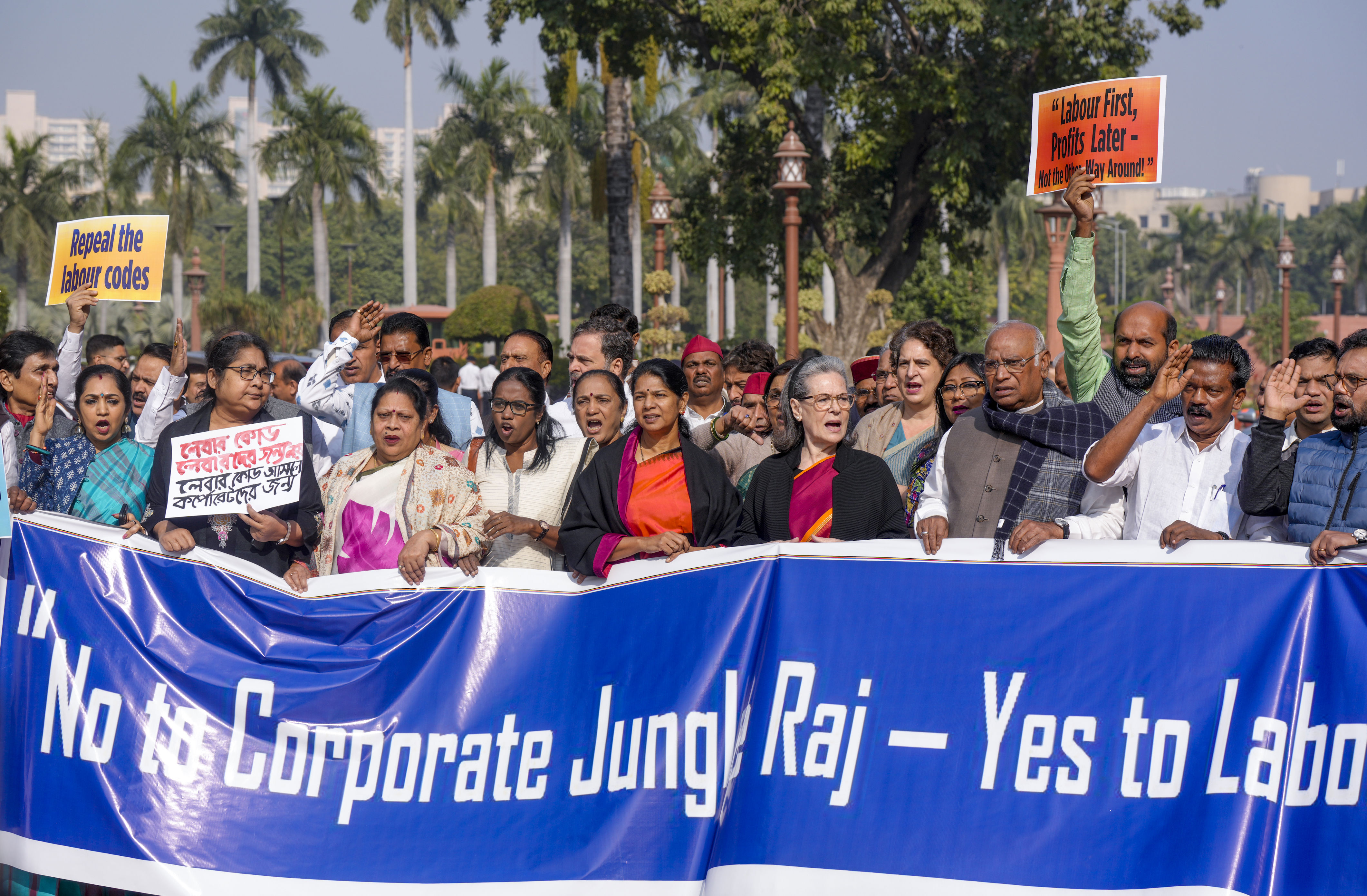 Sonia, Oppn leaders protest against new labour codes; Kharge calls govt ...