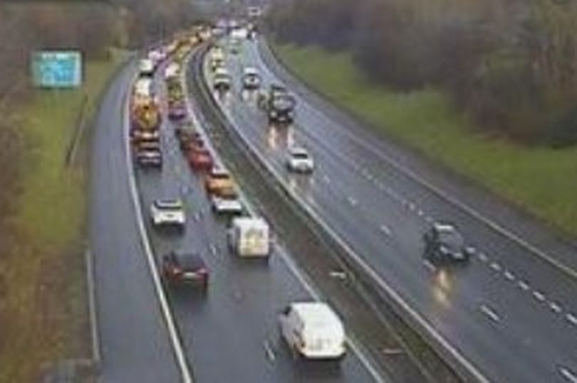 Glasgow M77 crash causes delays as one lane blocked following incident
