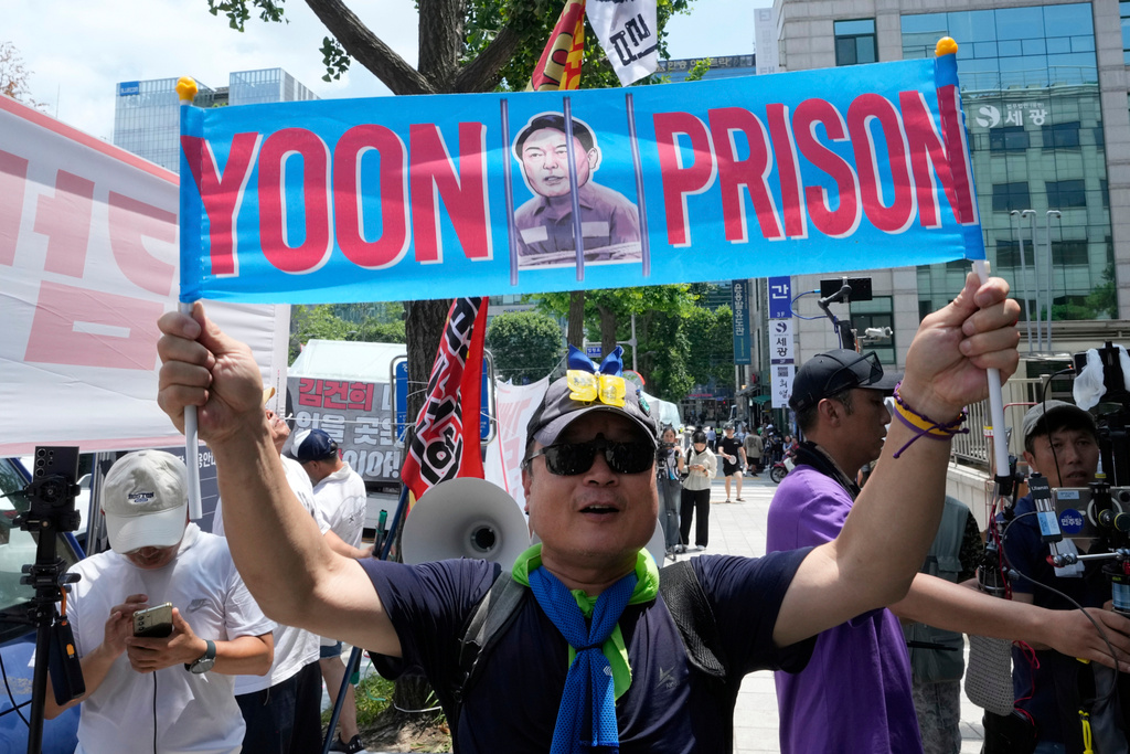 Ett år efter krigslagarna – Yoon manar till kamp