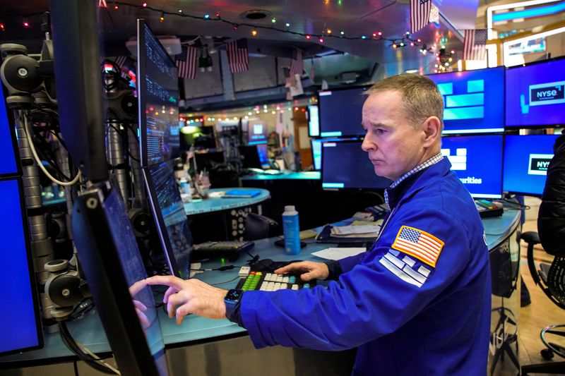 Indexes close higher as data keeps Fed rate cut expectations elevated