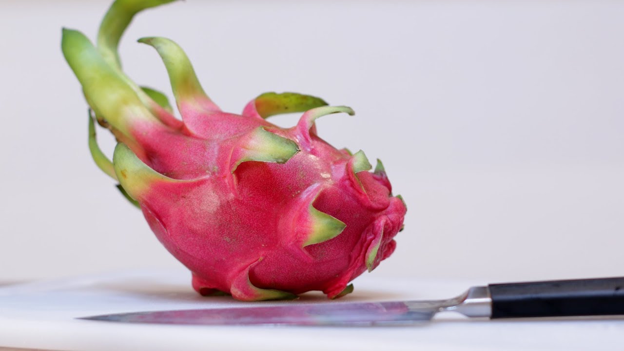 How to eat dragon fruit (pitaya, pitahaya) | Taste test