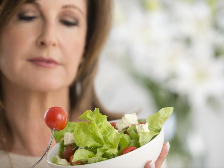 Salat am Abend: Wirklich ungesund? Oder völlig okay?