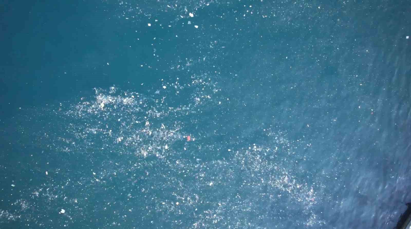 Balat sahilinde olta atan balıkçılar deniz yüzeyinde oluşan kirlilikten ...