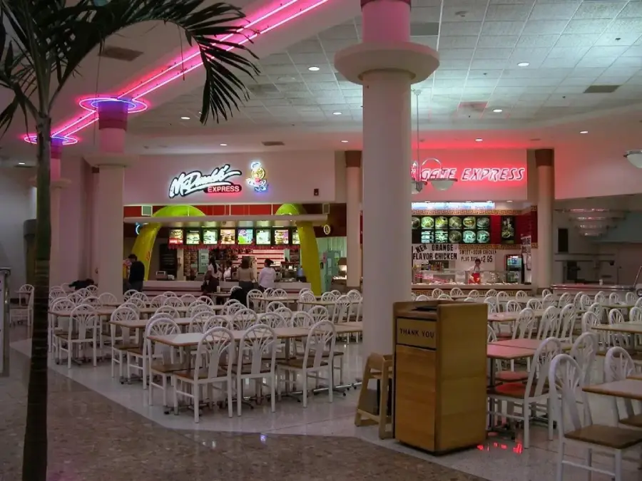 20 Vintage Mall Photos That Smell Like Pretzels and Neon (1970s–1990s)