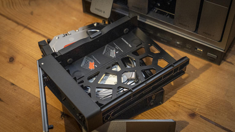 I tested the Zettlab D6 NAS and with local AI, it's like having a ...