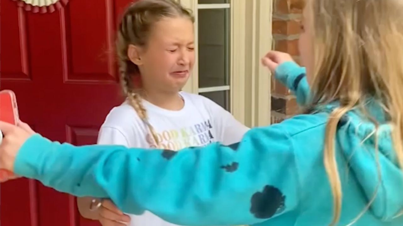 Best Friends Reunite After Two And A Half Years Apart | Happily Best Of