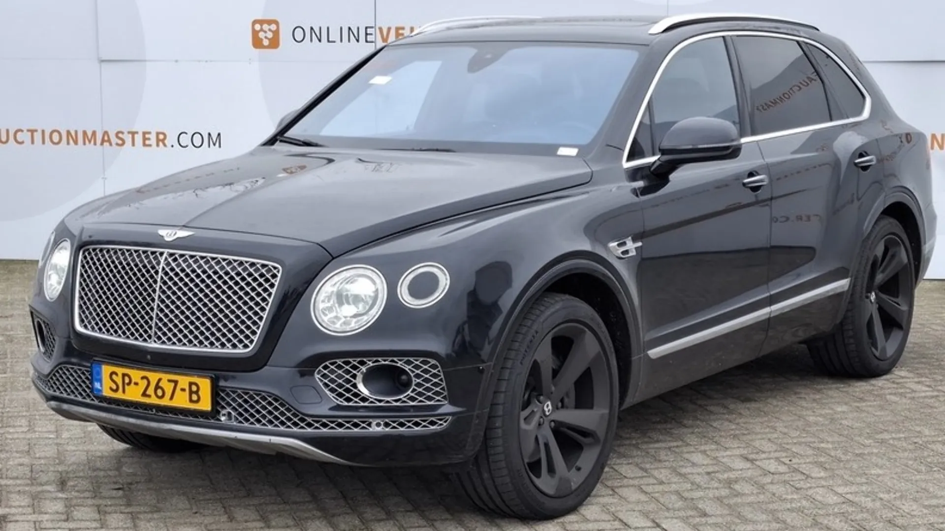 Bentley Bentayga van gevallen rapper Ali B levert bij veiling enkele ...