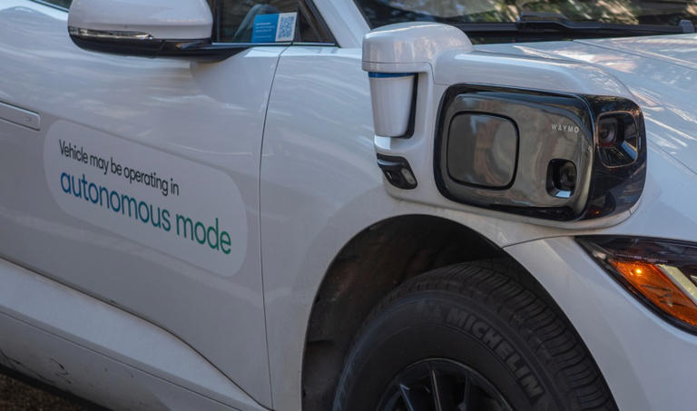 Waymo self-driving cars go full NYC cabbie, are making illegal U-turns ...