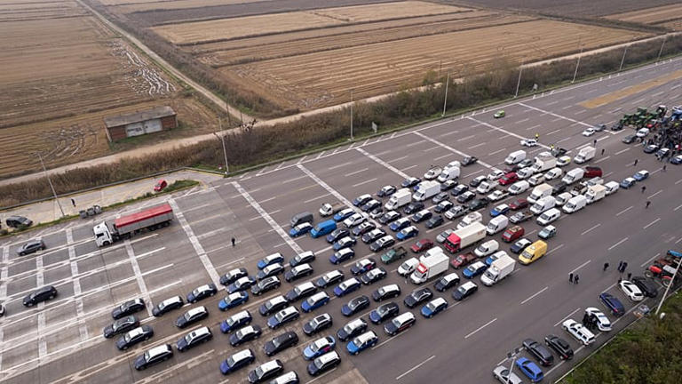 Przesłanie Mitsotakisa do rolników o dialog, ale z otwartymi drogami