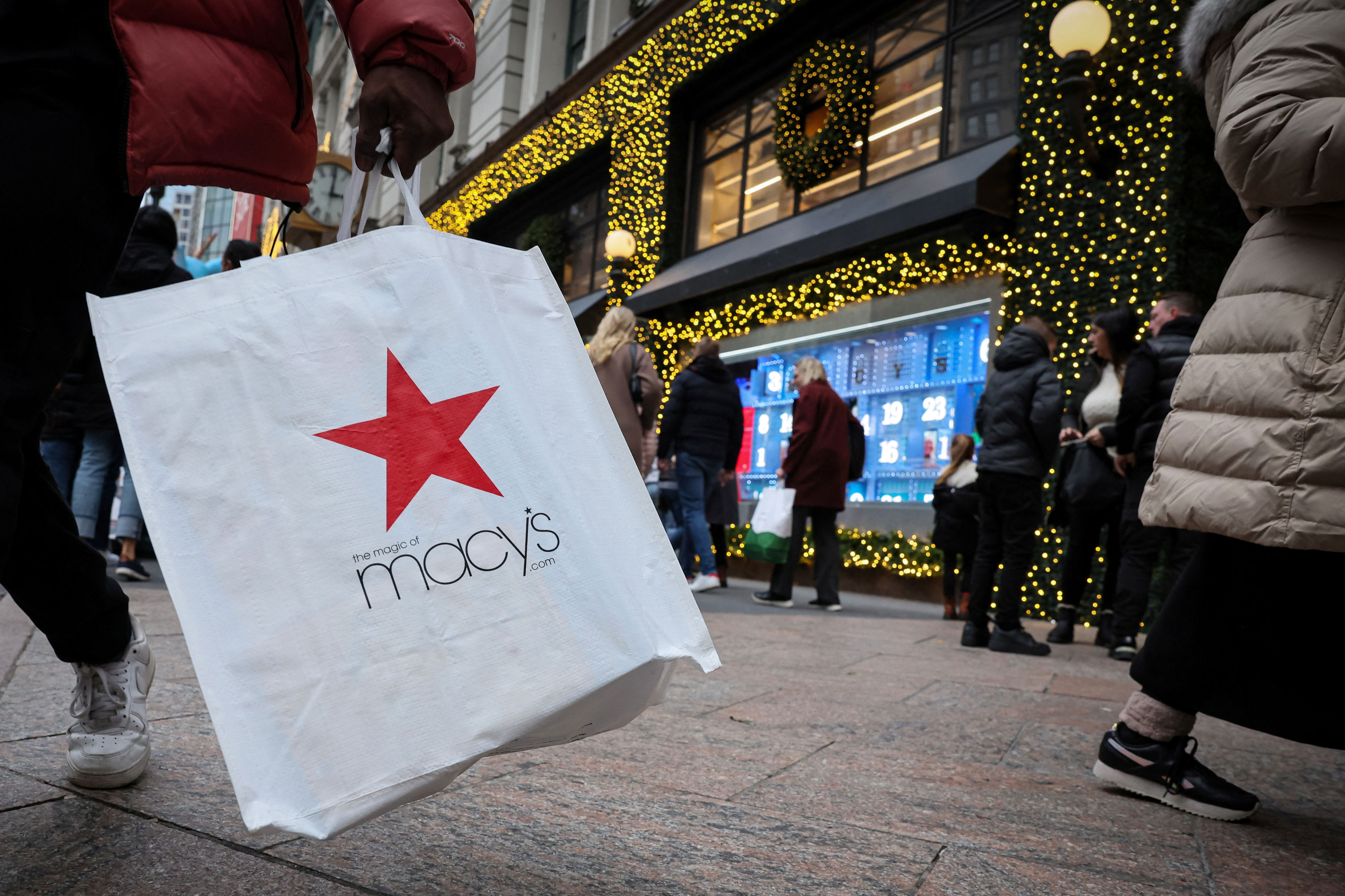 Macy's offers cautious holiday outlook as company manages turnaround story after best sales ...