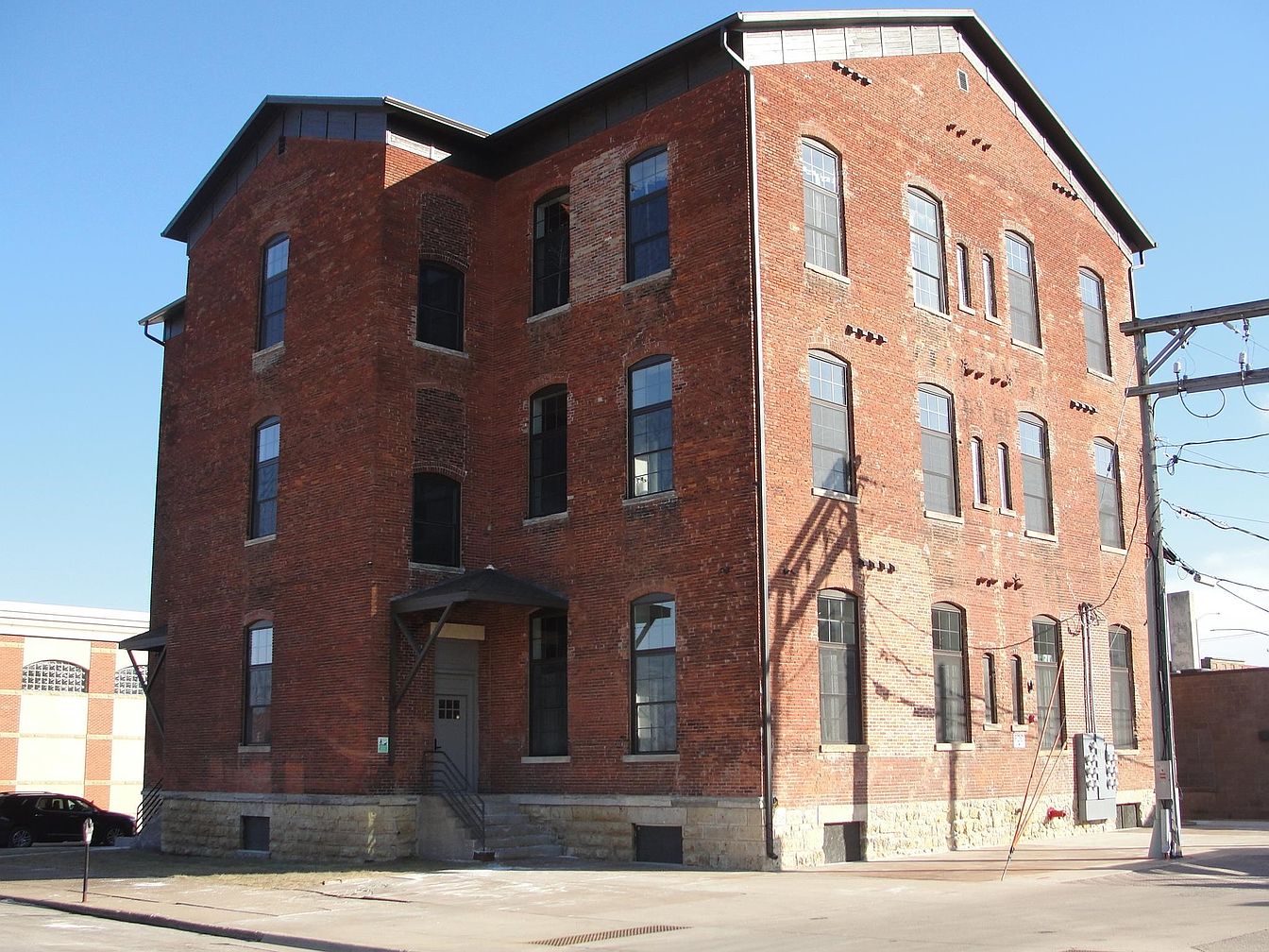 Step Inside a 1900 Dubuque, Iowa Schoolhouse Featuring Loft Apartments ...